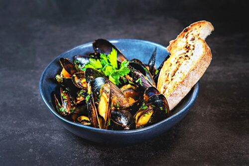 Gedämpfte Muscheln mit Grillbrot | Rezept » gesund.co.at