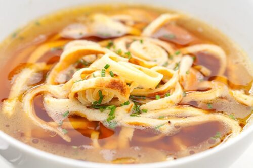 Kräftige Rindsuppe mit selbstgemachten Fritatten | Rezept » gesund.co.at
